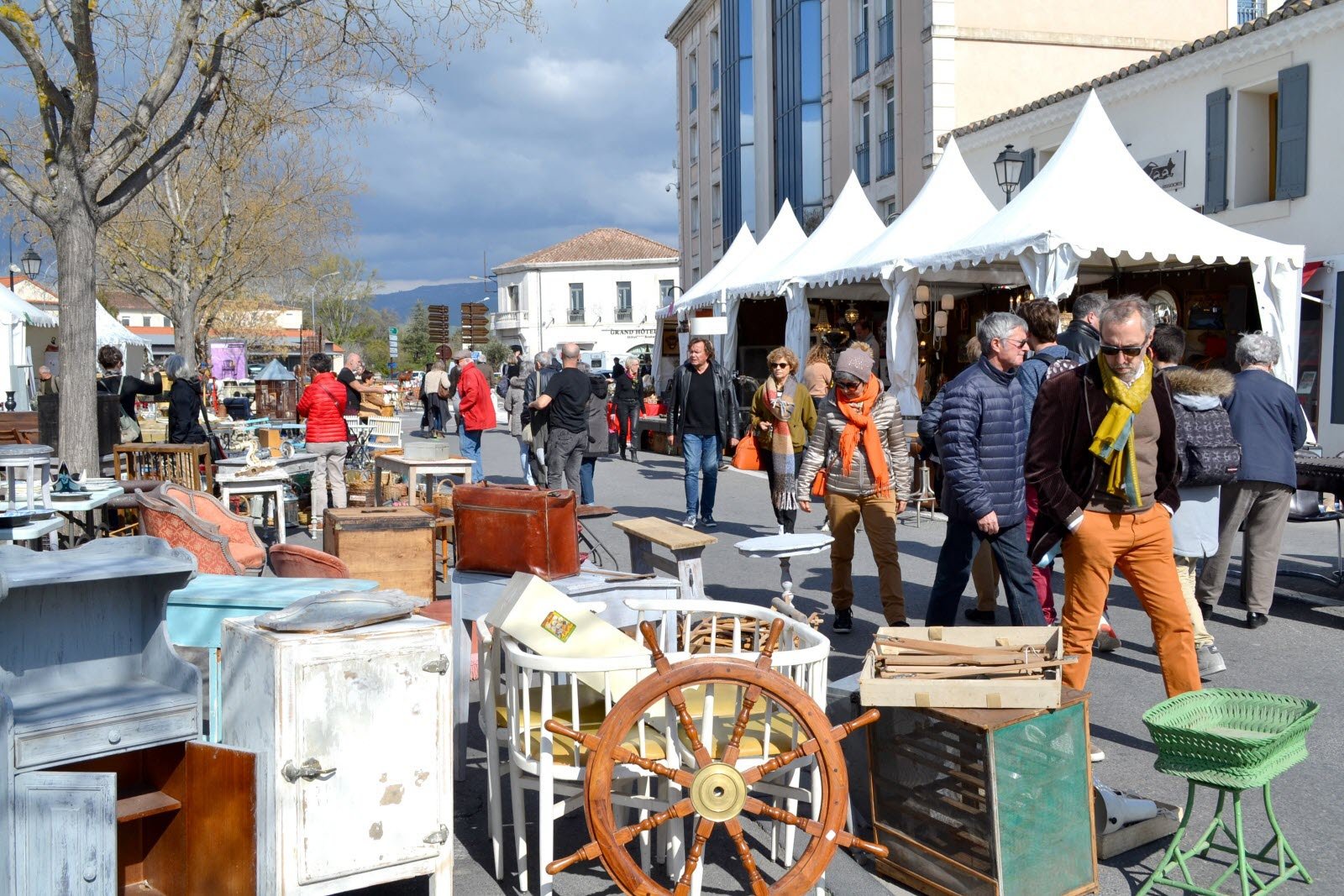 Pourquoi visiter le village des antiquaires à L'Isle-sur-la-Sorgue
