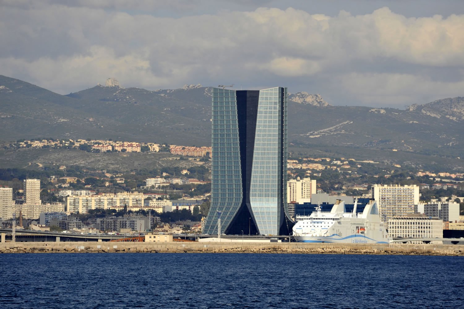 Quel est l'impact architectural du bâtiment CMA CGM à Marseille