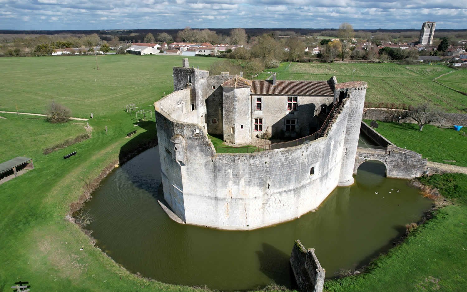 Quelles sont les différentes parties d'un château fort à connaître